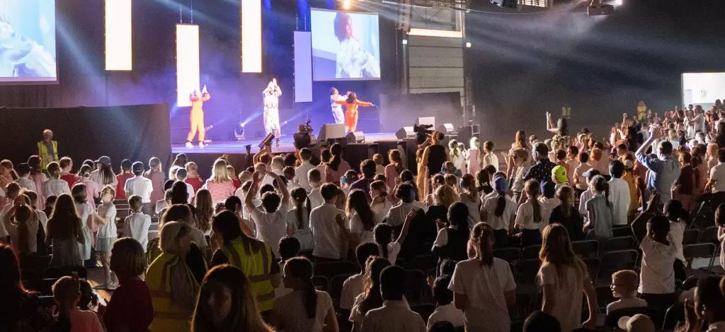 8,000 school children take part in ‘praise party’ | Article | NexGen